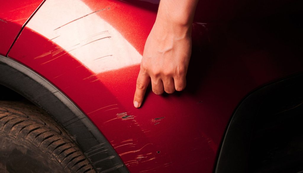 Comment réparer une rayure sur une voiture ? - Le Blog de Carter-Cash